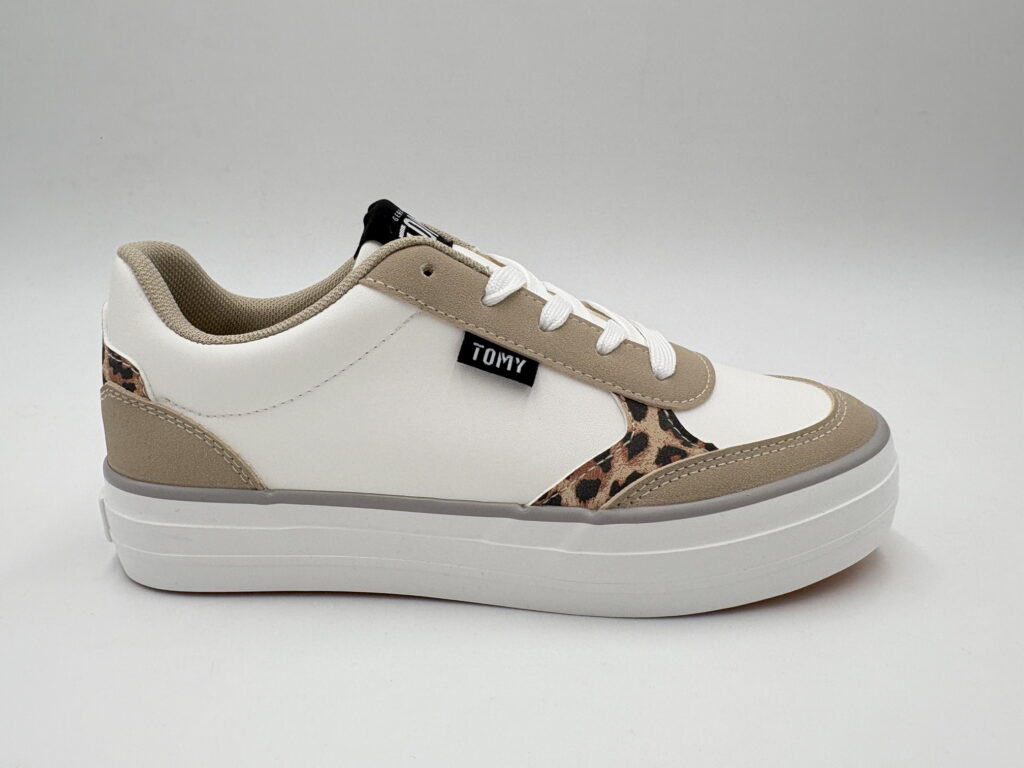 Tomy Takkies – Tique O Glam